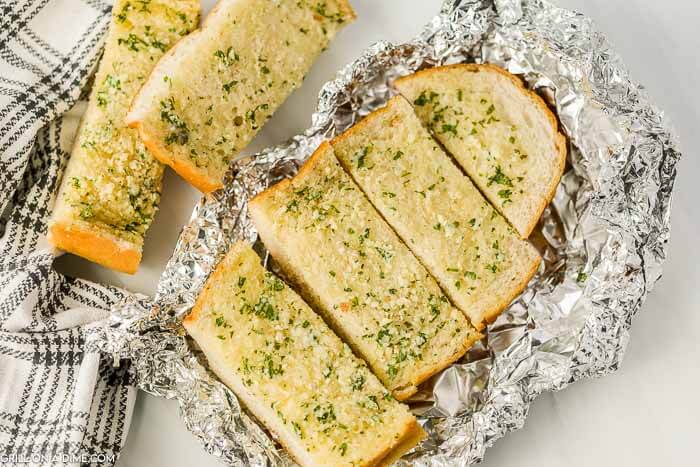 Grilled Garlic Bread - grillonadime.com