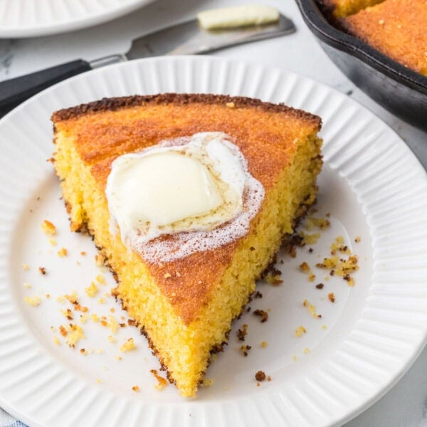 Cast Iron Skillet Cornbread - grillonadime.com